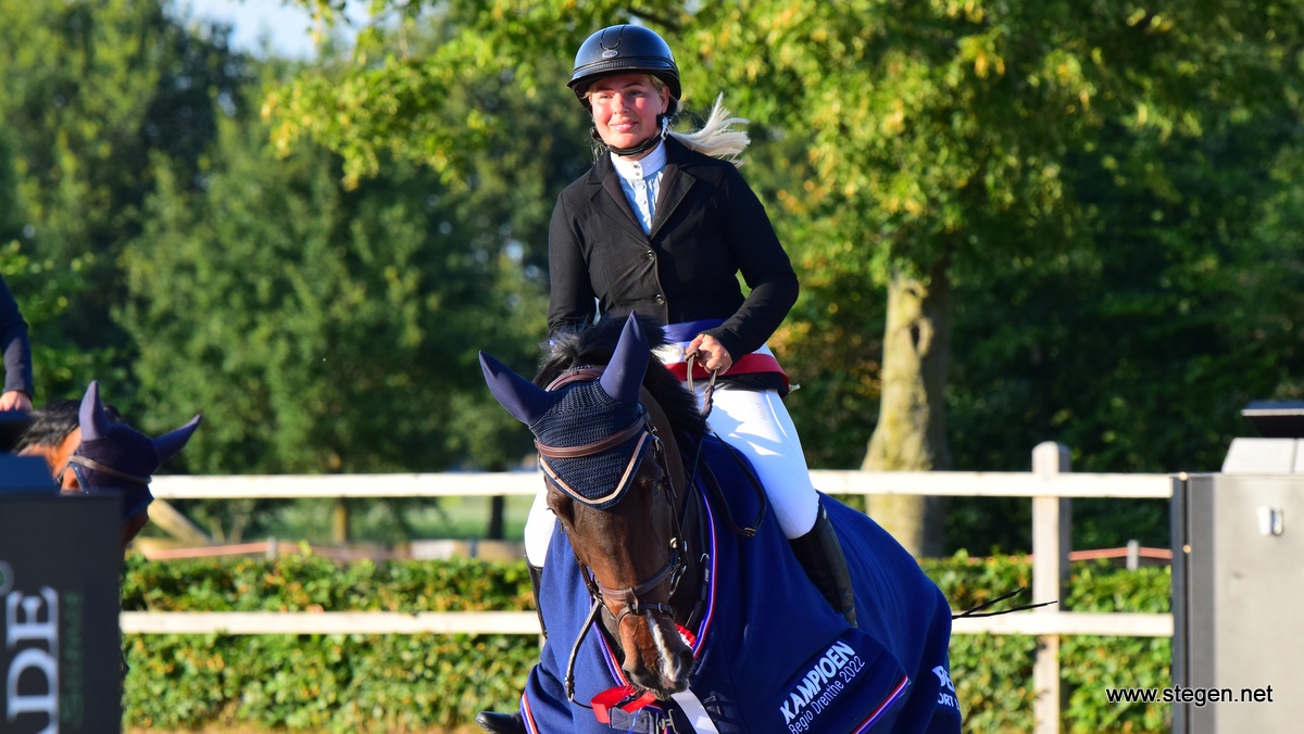 Anne Bakker Drents kampioen springen in het 1.35 - Stegen.net