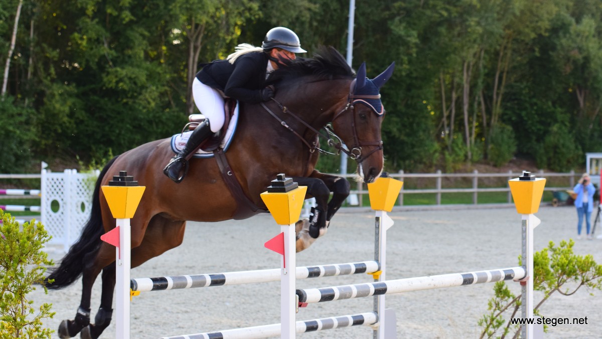 Drents kampioen Anne Bakker grijpt ook KNHS titel in 1.35 - Stegen.net