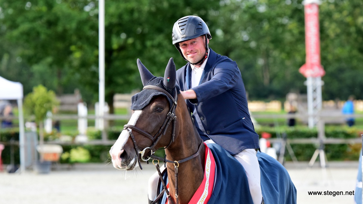 Bert-Jan Zuidema schittert tijdens Drents kampioen­schap in het 1.30 ...