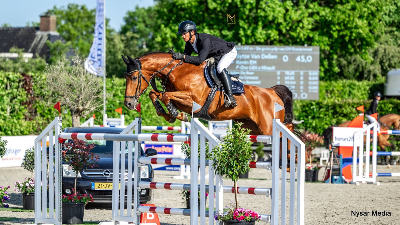 Sytze van Dellen klopt Marriët Smit-Hoek­stra op 'eigen' CH Oranje­woud ...